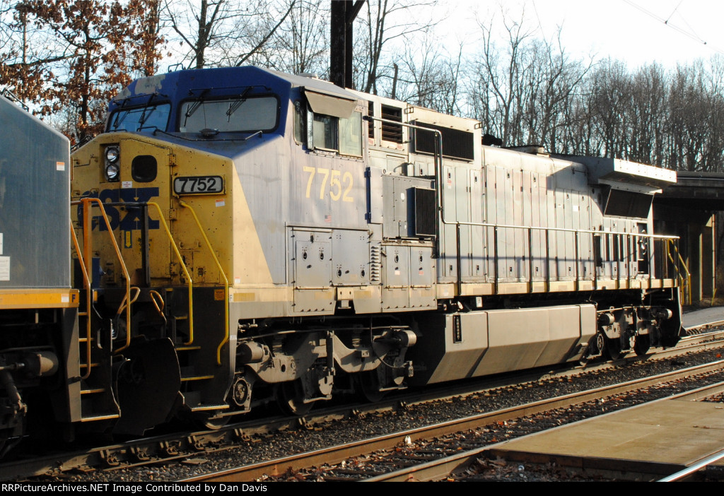 CSX CW40-8 7752 trails on Q418-04